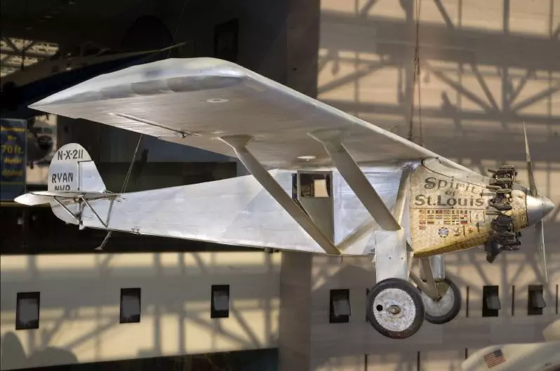 Festado de Mejloŝtonoj de Flugo: Lindbergh kaj Earhart Transiras Atlantikon