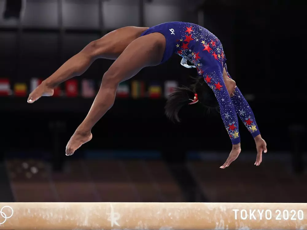 Simone Biles berkompetisi di balok keseimbangan di Olimpiade Tokyo 2020