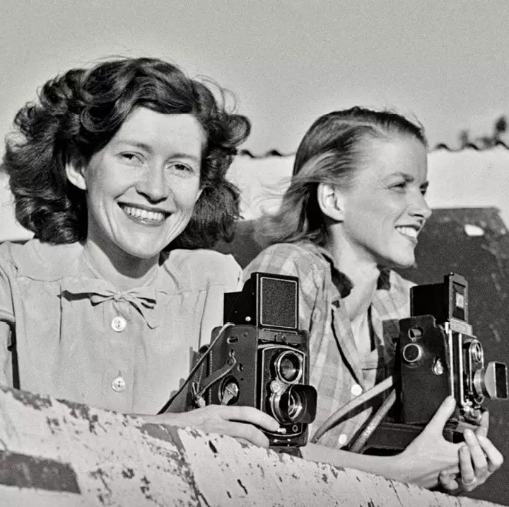 Constance Stuart Larrabee (esquerda) e amiga fotografando entre mulheres Ndebele, perto de Pretória, África do Sul, 1936. Todas as fotos usadas nesta história são cortesia de Eliot Elisofon Photographic Archives, National Museum of African Art, Smithsonian Institution.