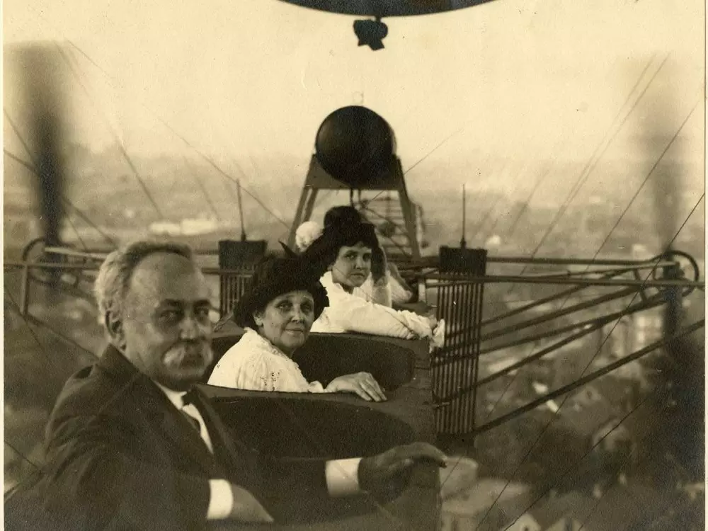 A. Roy Knabenshue isa, ema ja naine, keda nähti Illinoisi osariigis Chicago kohal kõrgel