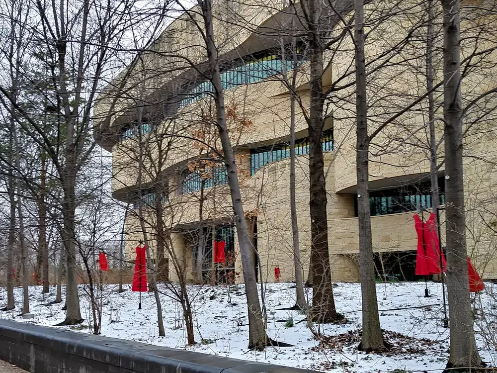 Rote Kleider, die entlang des River Walk des National Museum of the American Indian in Washington, D.C., ausgestellt sind, repräsentieren die Krise vermisster oder ermordeter indigener Frauen und Mädchen. Konzipiert vom kanadischen Künstler Jaime Black (Métis),