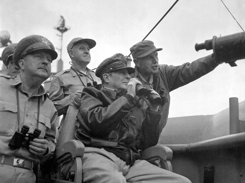 generalul Douglas MacArthur