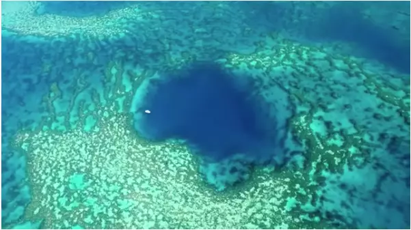 Diver Ngajalajah Blue Hole Éndah Disumputkeun dina Plain Sight