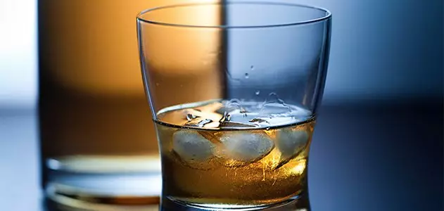 Jak chemia może wyjaśnić różnicę między Bourbonem a whisky z Tennessee?