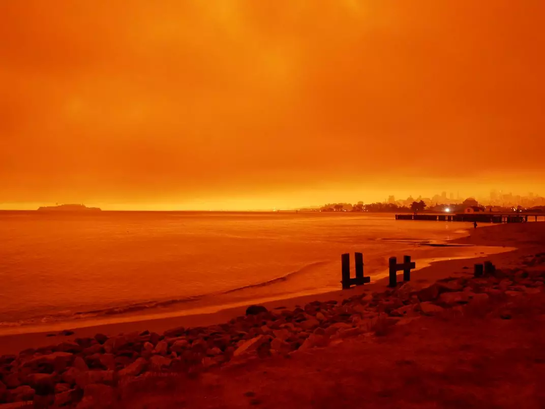 Pemandangan garis pantai di Crissy Field.