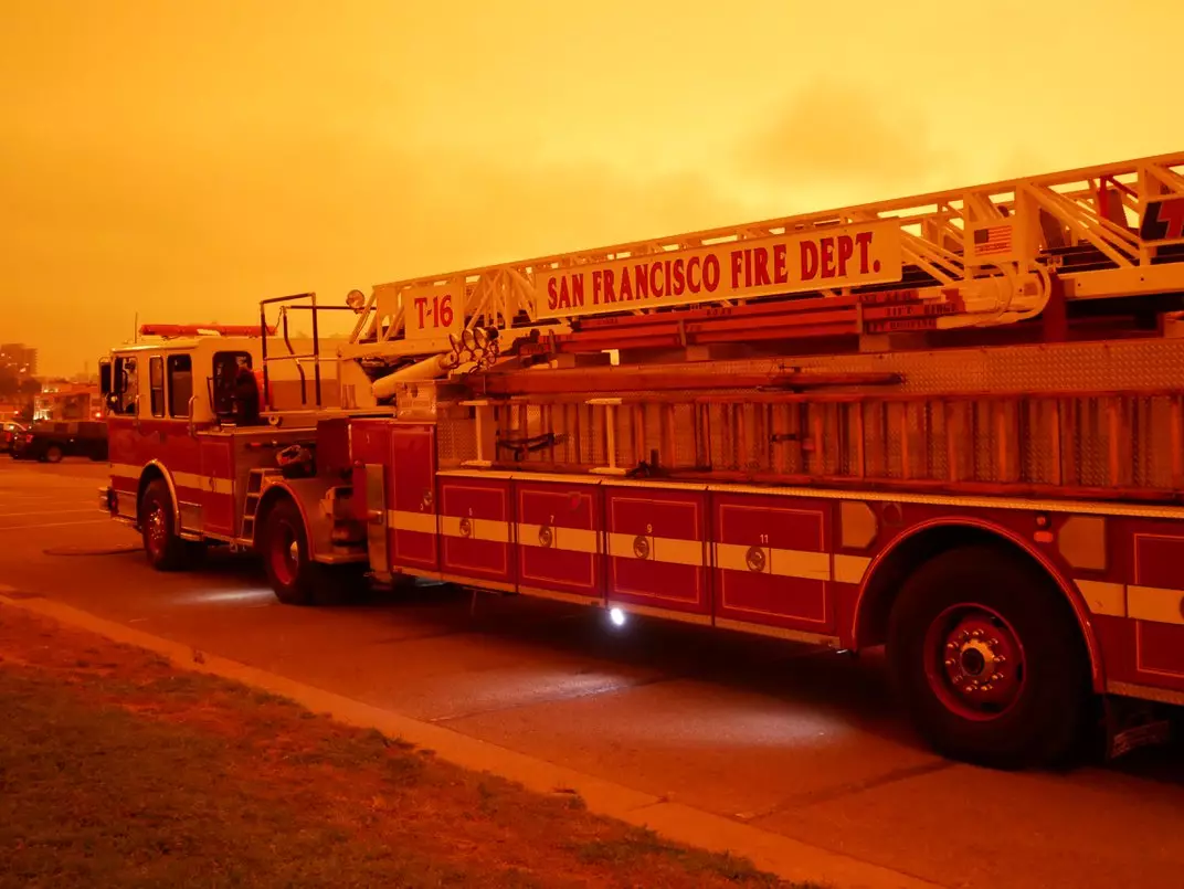 Caminhão de bombeiros de São Francisco fotografado perto de Marina Green