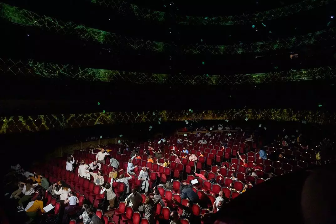 View ng audience at performers sa pulang upuan ng isang opera hall, view mula sa stage.