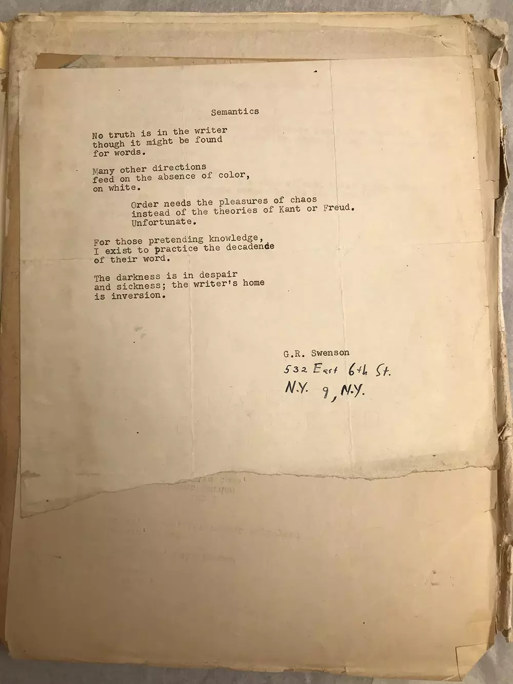 Página amarelada contendo um poema datilografado por Gene Swenson