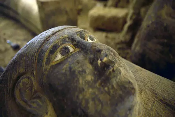 ეგვიპტეში აღმოჩენილი 27 დალუქული სარკოფაგის გროვა 20992_2