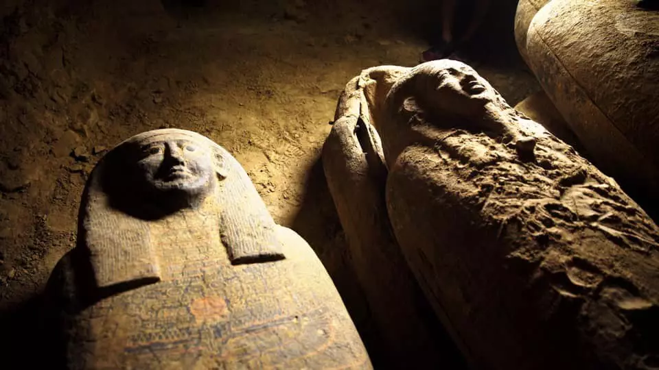 ეგვიპტეში აღმოჩენილი 27 დალუქული სარკოფაგის გროვა 20992_3