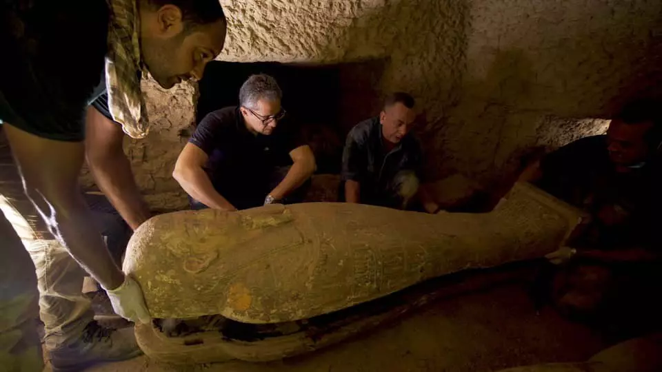 Trove saka 27 Sarcophagi sing Disegel Ditemuake ing Mesir 20992_4