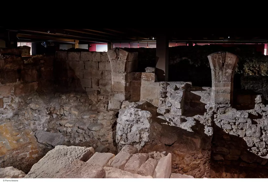 Leifar af sögulegum mannvirkjum í Notre-Dame crypt