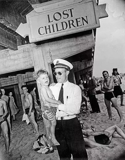 Weegee's Day at the Beach 21089_4