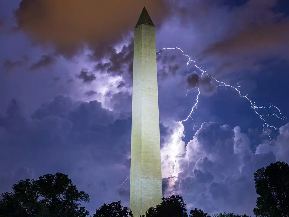 Podívejte se, jak blesk zasáhl Washingtonův památník