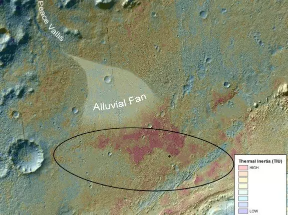 Ang mga mabatong outcrop ay nasa base ng isang alluvial fan, mga tampok na nabuo sa pamamagitan ng umaagos na tubig.