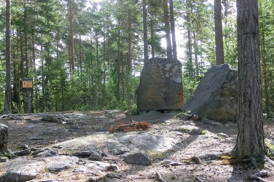 Basoko soilgune bat, izenekin landutako bi harri handirekin. Soilgune baten muturrean, seinale bat jartzen da zuhaitz batean, baina txikiegia da irakurtzeko.