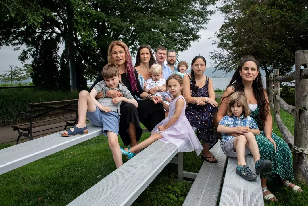 Ett familjeporträtt på läktaren i en park