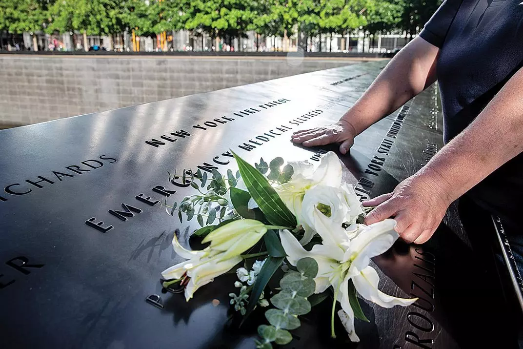 lule të vendosura në një memorial