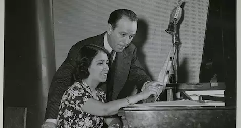 Clotilde Arias am Joer 1942 mam argentinesche Komponist Terrig Tucci