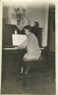 Arias sa piano sa iyang apartment sa Brooklyn, mga 1925