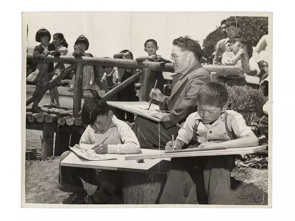 Foto van Chiura Obata wat 'n kunsklas vir kinders by Tanforan Art School, 1942 / ongeïdentifiseerde fotograaf onderrig. Chiura Obata vraestelle. Archives of American Art, Smithsonian Institution.