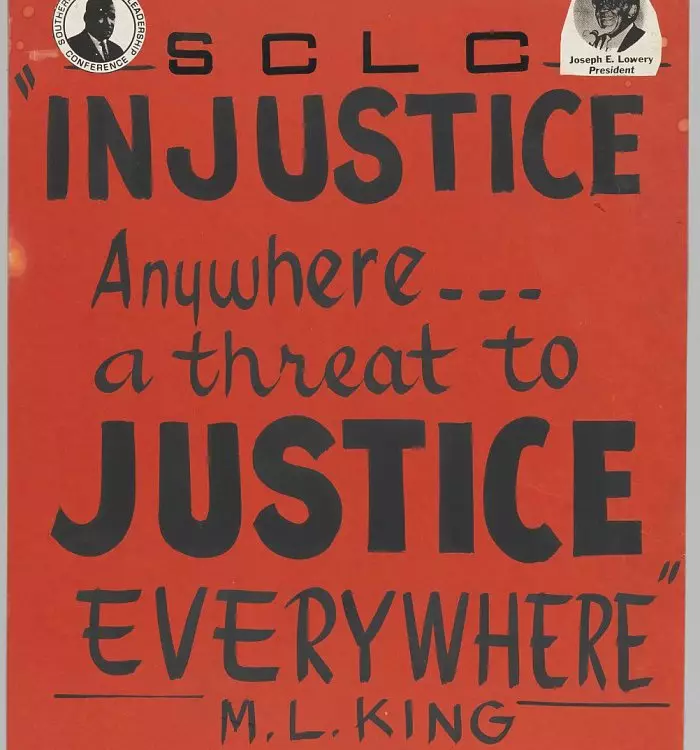 Una tinta negra en una cartulina roja anaranjada con una pequeña imagen de Martin Luther King, Jr. en la parte superior izquierda y Joseph Lowery en la parte superior derecha. El cartel dice: [SCLC / INJUSTICIA / En cualquier lugar... / una amenaza para / JUSTICIA / EN TODAS PARTES / M. L. KING].