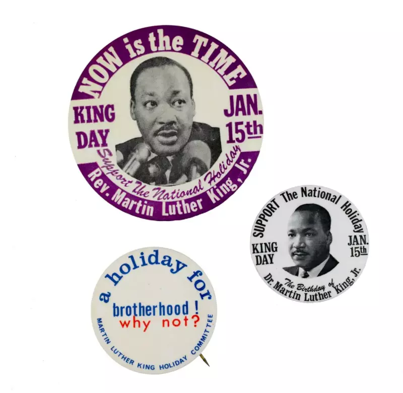 Trije gumbi, ki podpirajo ustanovitev zveznega praznika v čast dr. Martina Lutherja Kinga, mlajšega.