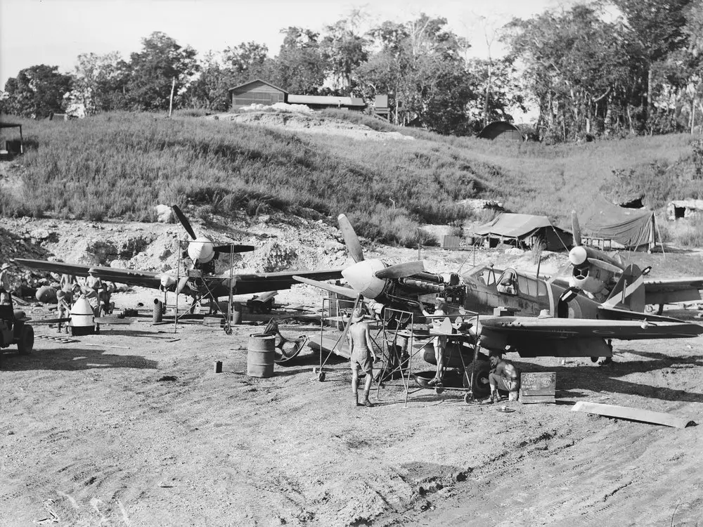 Antžeminė įgula aptarnauja Curtiss P-40 Kittyhawks grupę. Manoma, kad tai yra Nr. 1 naikintuvų priežiūros padalinys Kukum lauke, Gvadalkanale. (Nuotrauka suteikta Karališkojo Naujosios Zelandijos oro pajėgų muziejaus)