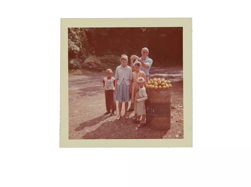 אמיליו סאנצ'ז עם ילדים בפורטו ריקו, 1964. עיתונים של אמיליו סנצ'ז, 1922-2012. ארכיון לאמנות אמריקאית, מכון סמיתסוניאן.