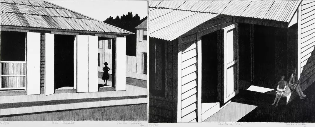 Twee zwart-wit litho's van Emilio Sanchez. Links een vrouw in de deuropening van een huis dat in de schaduw staat. Rechts zitten twee vrouwen op een veranda.