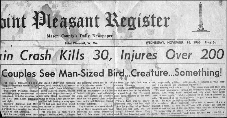 Sa harap na pahina ng isang lumang pahayagan, ang Point Pleasant Register, na may petsang Nobyembre 16, 1966. Ang pangalawang ulo ng balita, na walang kasamang larawan, ay nagbabasa: Mga Mag-asawang Nakakakita ng Man-Sized na Ibon...Nilalang...Something!