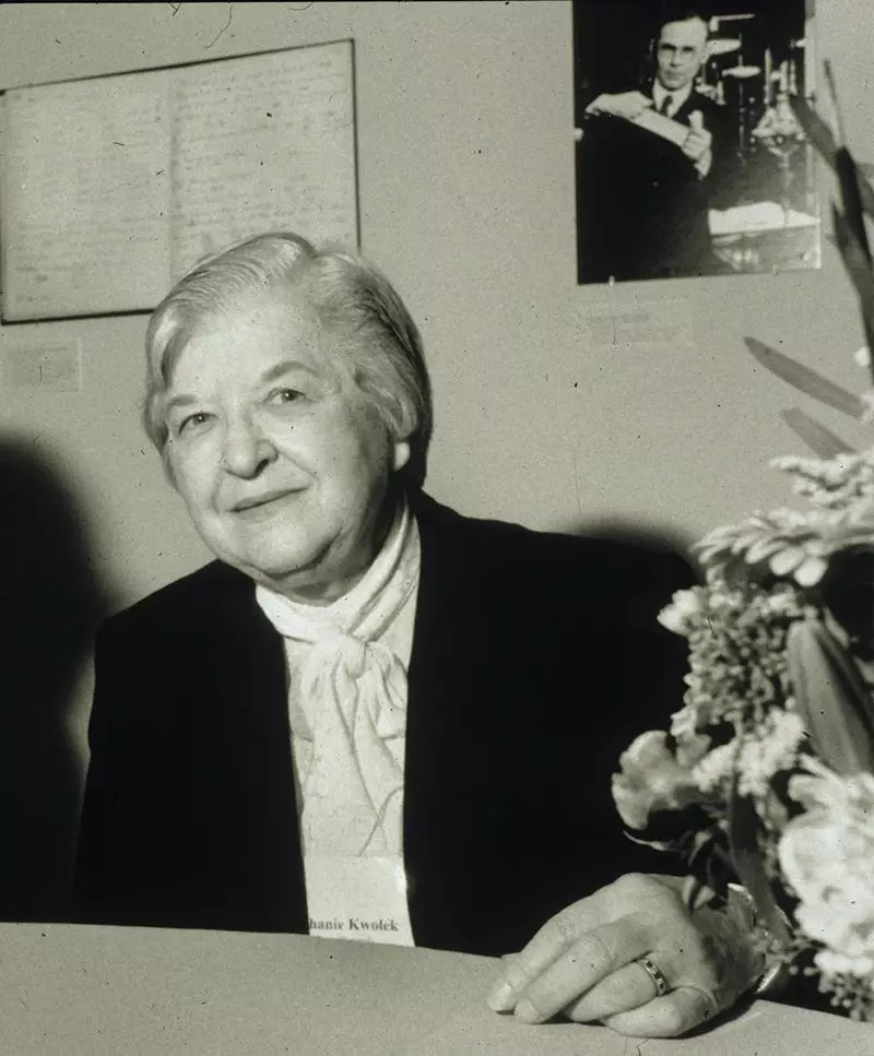 Unogona Kutenda Chemist Stephanie Kwolek yeBulletproof Vests uye Yoga Pants