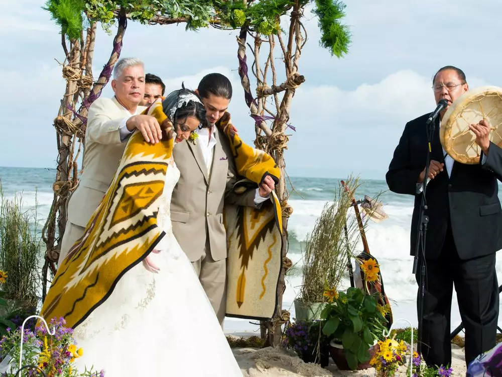 Una coppia indigena si sposa sulla spiaggia di Assateague Island National Seashore e Assateague State Park. Molti dei parchi nazionali degli Stati Uniti sono luoghi di significato storico, culturale e sacro per le comunità native. (Foto utilizzata con il permesso di Desirée Shelley Flores)