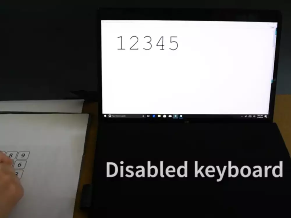 Keypad kertas gigireun laptop