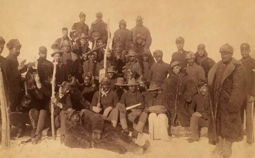 25-piyoda askarlarining buffalo askarlari, ba'zilari buyvol liboslarini kiygan, Ft. Keogh, Montana