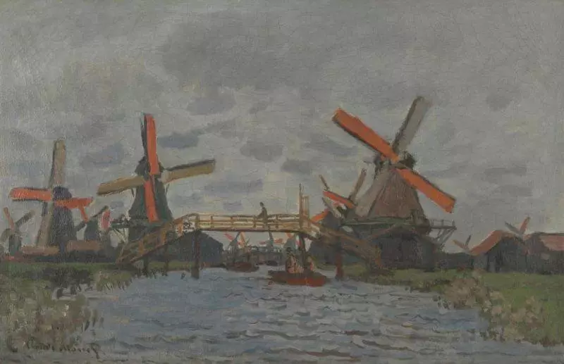 Sivá scéna troch veterných mlynov, ktoré sa týčia nad kanálom, mostom a niekoľkými člnmi