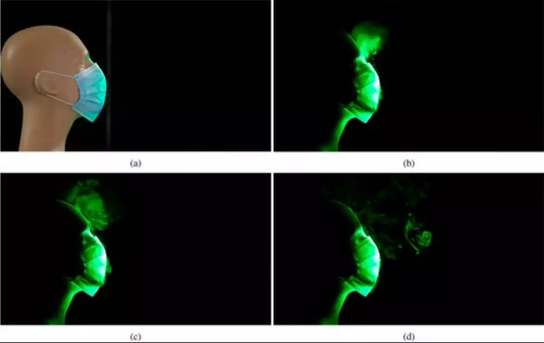 Billede belyst med laser viser, hvordan aerosoler skjules med almindelige kirurgiske masker