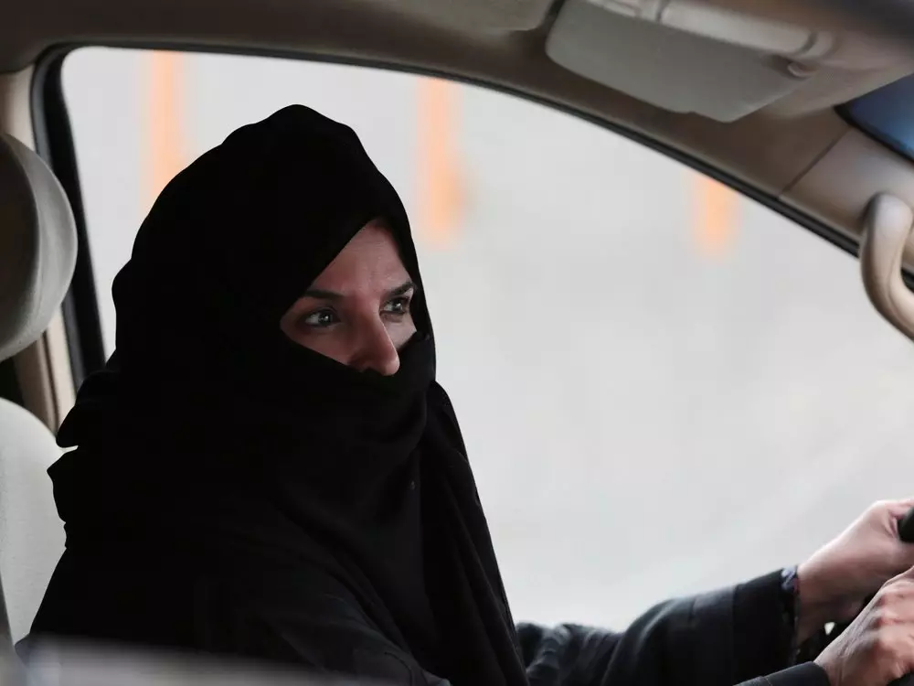 Saudo Arabijos moteris vairavo