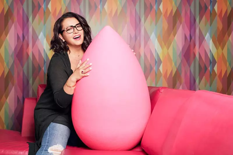 Rea Ann Silva met een oversized versie van de Beautyblender-spons (met dank aan Beautyblender)