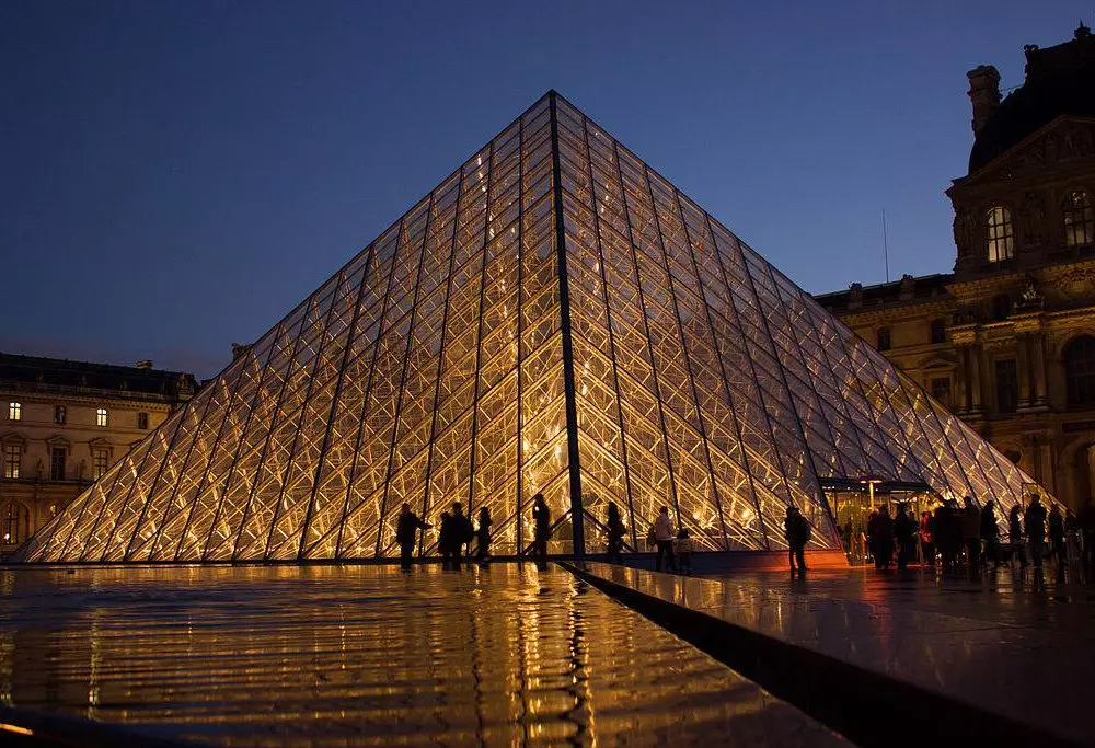 1024px-Louvre_Pyramid.jpg