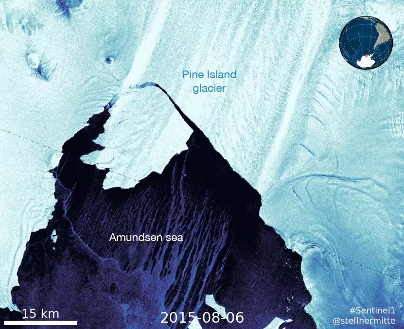 Massivt isfjell bryter av fra Antarktisbreen