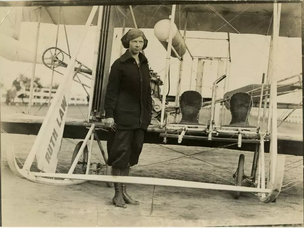 Ruth Law berdiri di hadapan pesawat biplan Wright Model Bnya di Pameran Negeri New York, Yonkers, 1913.