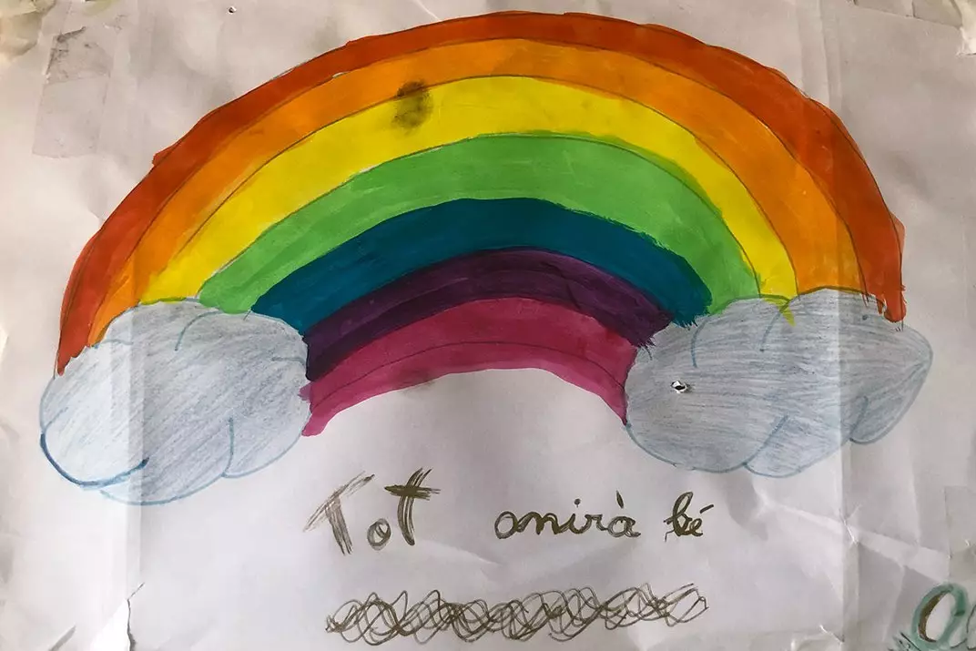 Disegno da bambino di un arcobaleno sopra la scritta “Tot anirà bé”.