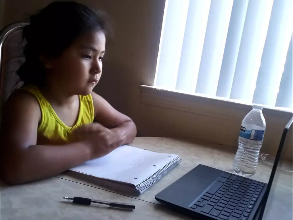 Дете на Дине ја започнува својата долгоочекувана учебна година преку Интернет во Албакерки, Ново Мексико. (Со учтивост на Cornillia Sandoval, користена со дозвола)