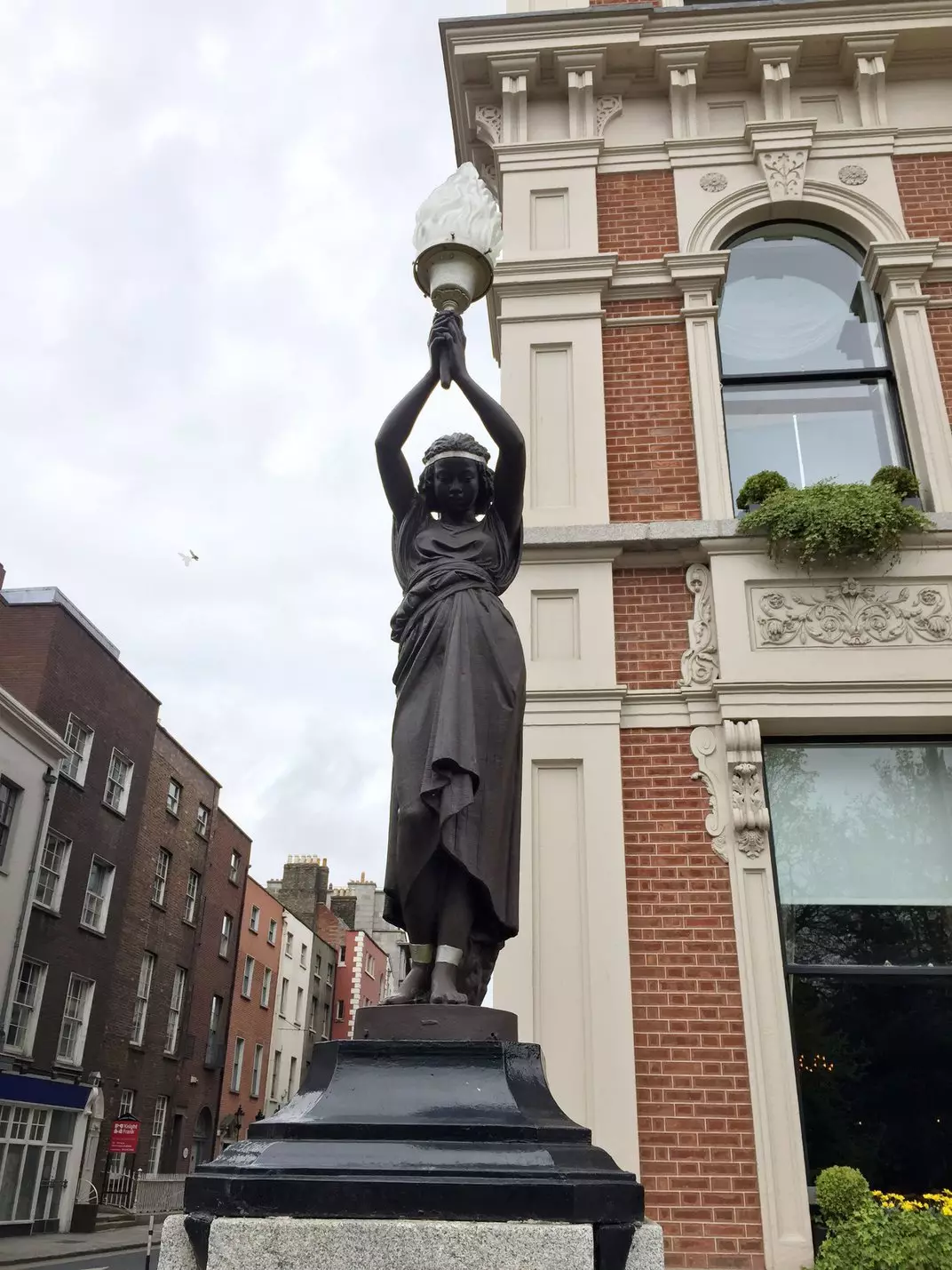 Dublin Hotel fjerner kontroversielt fire statuer av afrikanske kvinner 21487_3