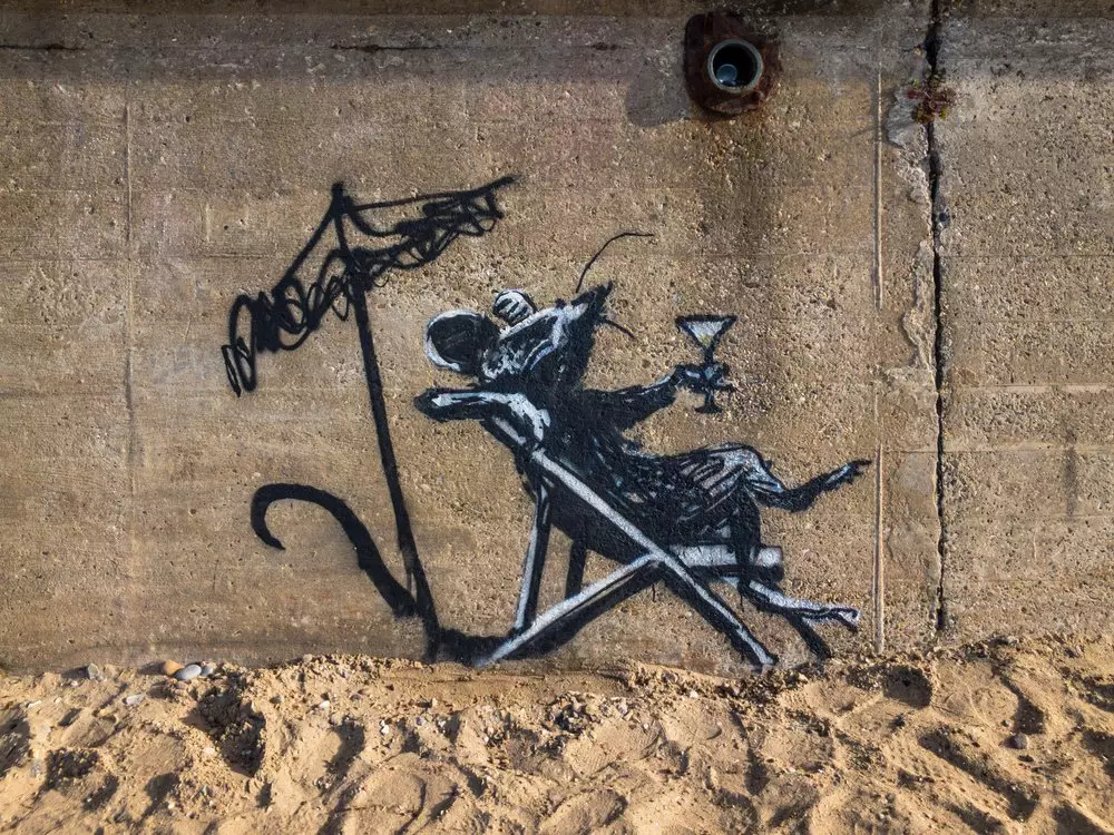 Banksy falfestmény egy koktélt kortyolgató patkányról