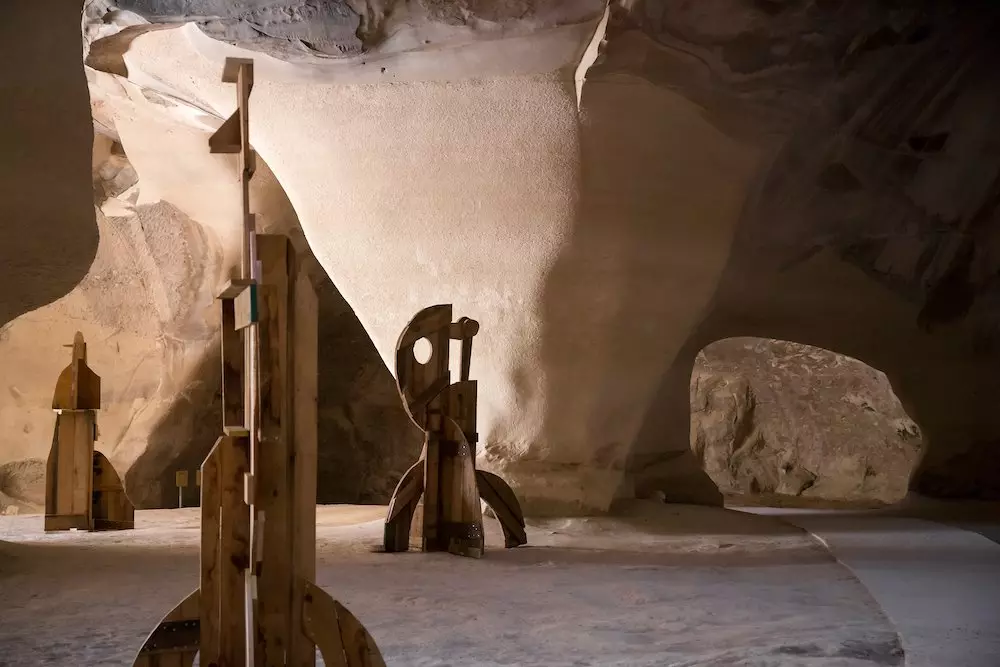 Sculptures dans la grotte du sud