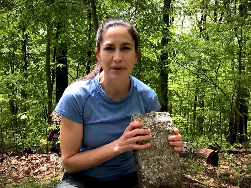 Smithsonian Geoloog Liz Cottrell beantwoordt uw vragen in de YouTube-serie van het National Museum of Natural History, 'The Doctor Is In'. (Smithsonian Institution)