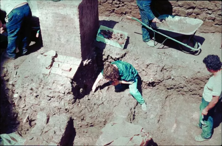 Excavation de tombes