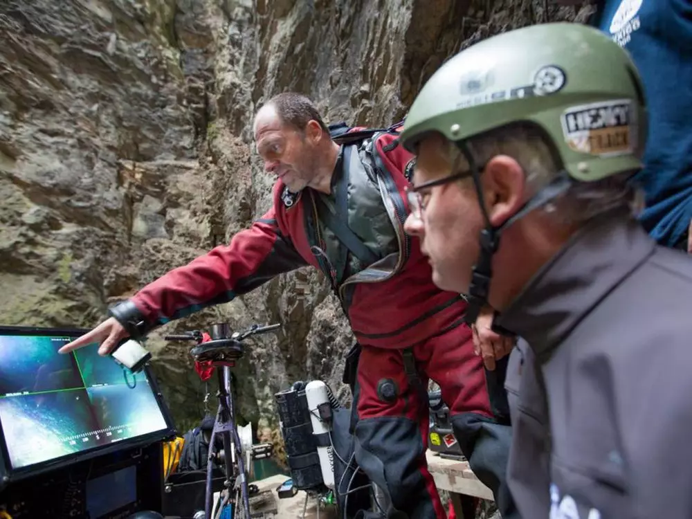 Sinusuri ng mga Polish explorer ang isang footage mula sa isang remote-operated na sasakyan sa kalaliman ng pinakamalalim na kuweba ng Czech Republic.